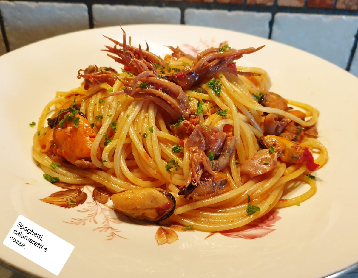SPAGHETTI CON CALAMARETTI, COZZE E POMODORINO. | Cucina con Mirko